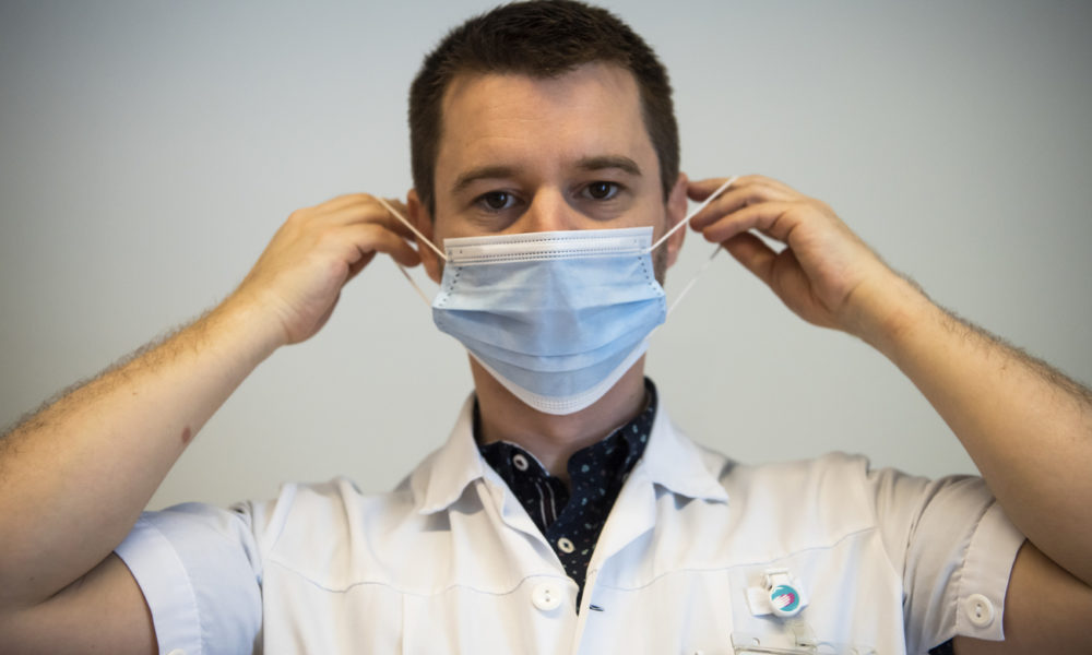 Comment bien porter un masque pour qu'il soit efficace ? | LFM la radio
