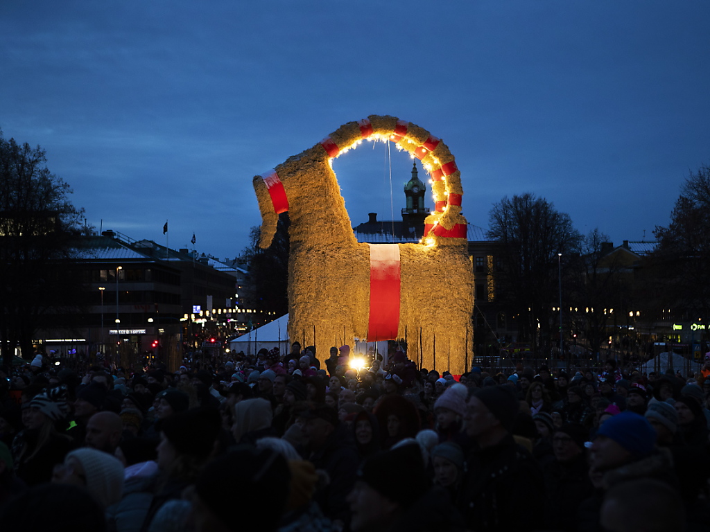En Suède, un bouc de Noël géant cible de pyromanes | LFM la radio