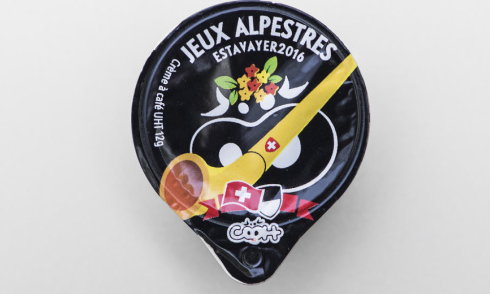 A Vevey, focale XXL sur les opercules de pots de crème à café | LFM la ...