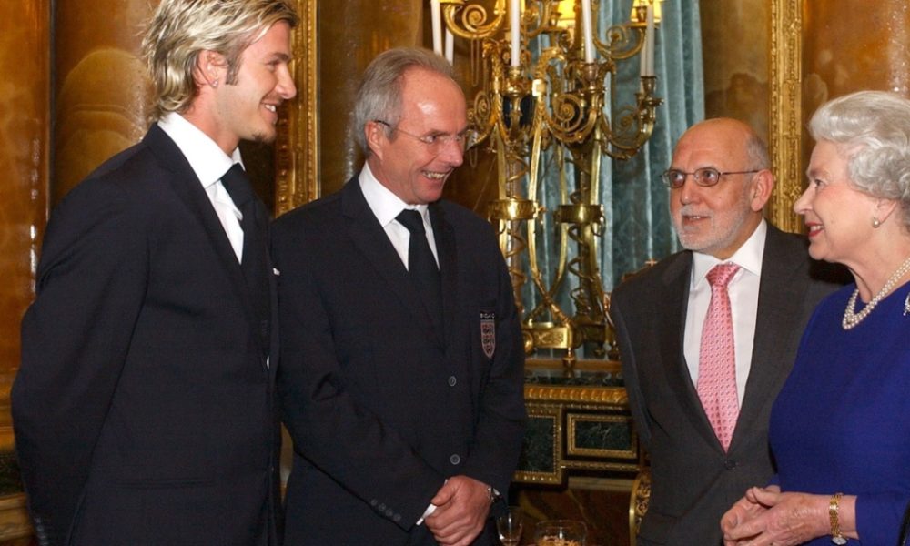 David Beckham parmi la foule venue voir le cercueil de la reine | LFM ...