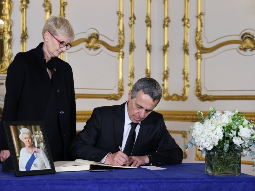 Ignazio Cassis signe le livre de condoléances pour Elizabeth II | LFM ...