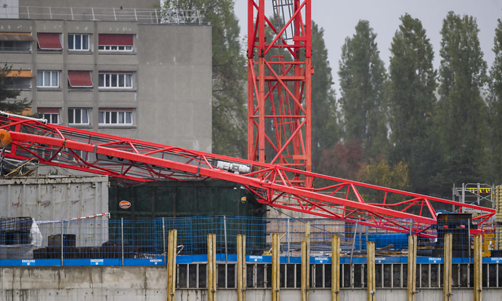 Une grue se renverse à Lausanne - la victime est le grutier | LFM la radio