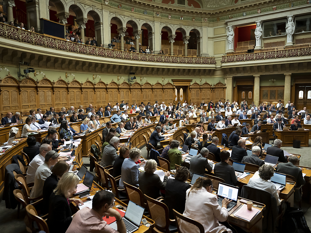 Parlement: plus d'un tiers des mandats externes sont rémunérés | LFM la ...