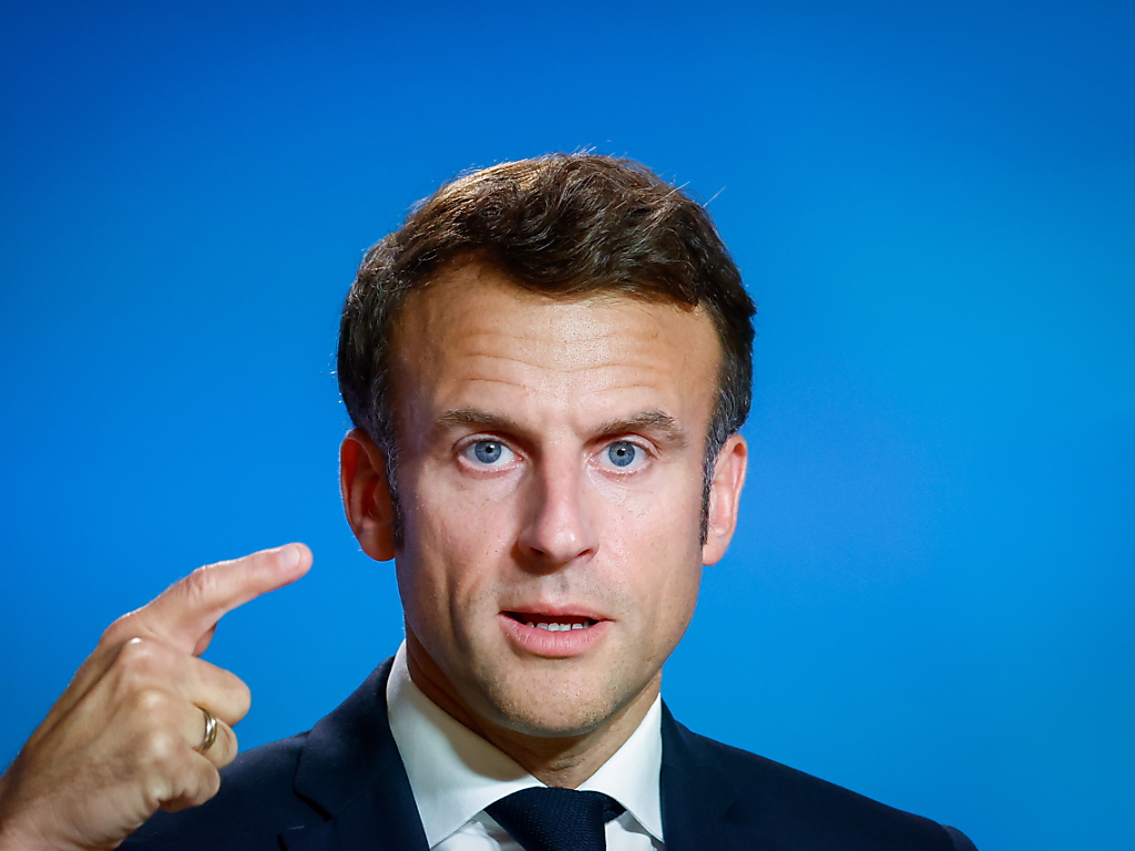 Macron promet une France "plus juste" dans la tempête | LFM la radio