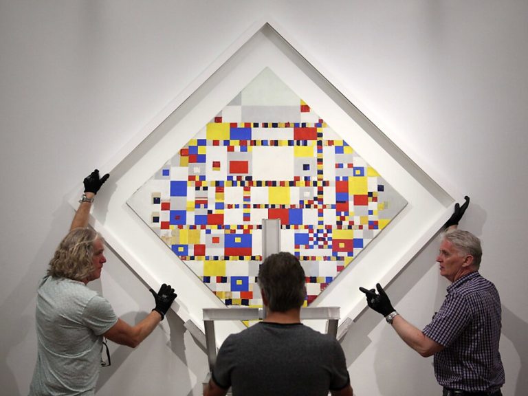 Tableau du peintre Piet Mondrian accroché à l'envers depuis 77 ans ...