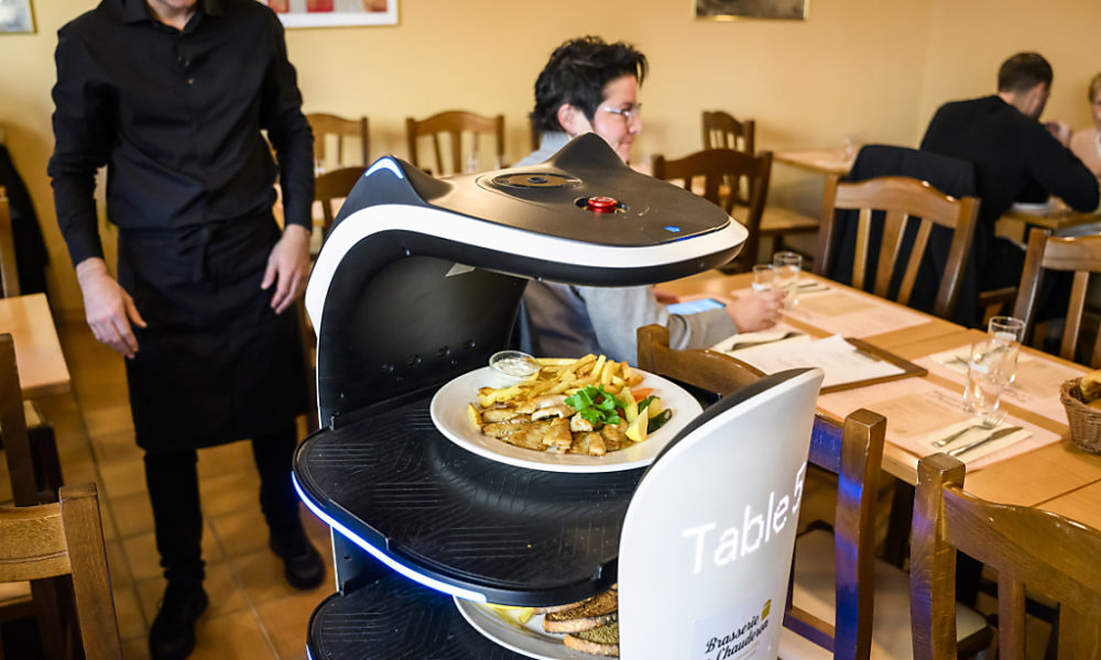 Dans un resto à Lausanne, un robot fait le service | LFM la radio