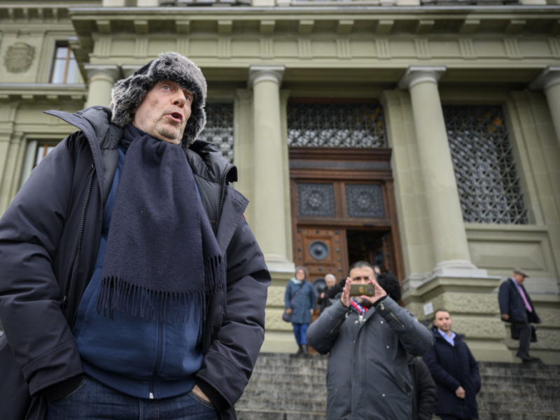 Accusé d'homophobie, l'idéologue Alain Soral se défend à Lausanne | LFM ...