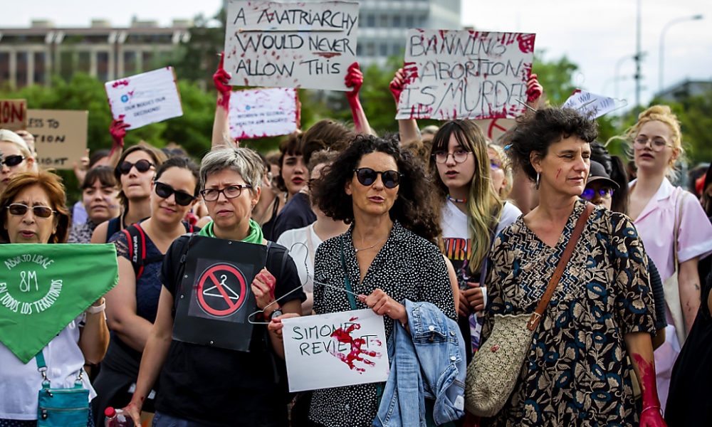 Les femmes manifestent pour leurs droits menacés à travers le monde ...