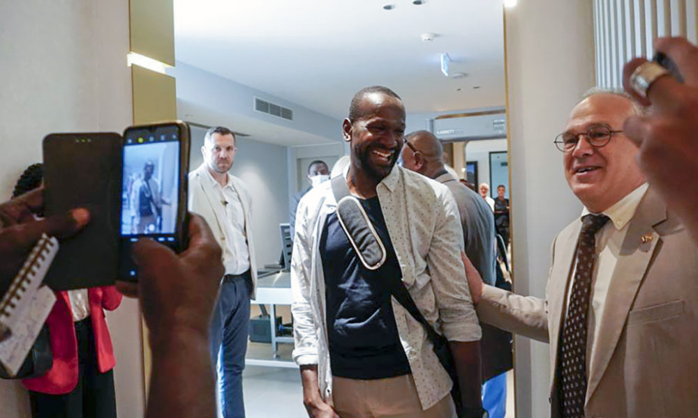 L'otage français Olivier Dubois, libéré, est arrivé en France | LFM la ...