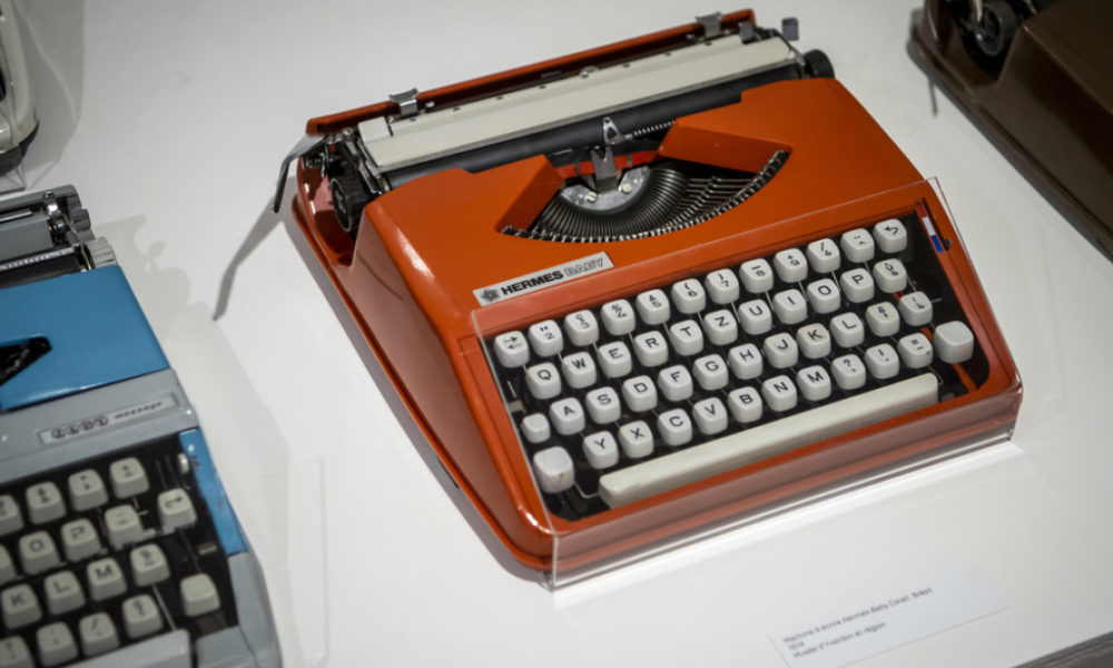 Des claviers venus d'ailleurs au Musée de la Machine à écrire | LFM la ...