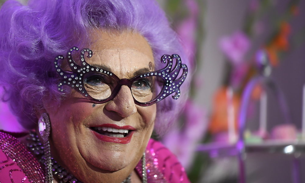 Mort du comédien de la série "Dame Edna Everage", Barry Humphries | LFM ...