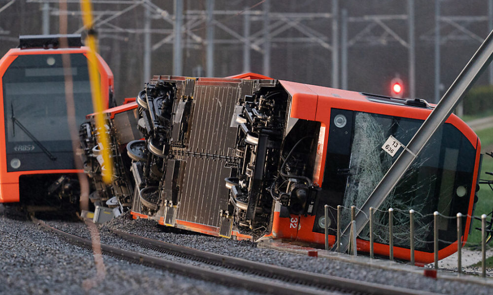 Le déraillement de deux trains probablement causé par le vent | LFM la ...
