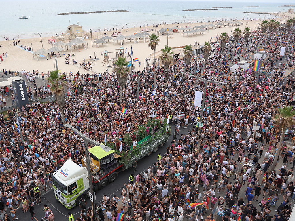 Tel-Aviv: dizaines de milliers de personnes à la marche des fiertés | LFM la radio