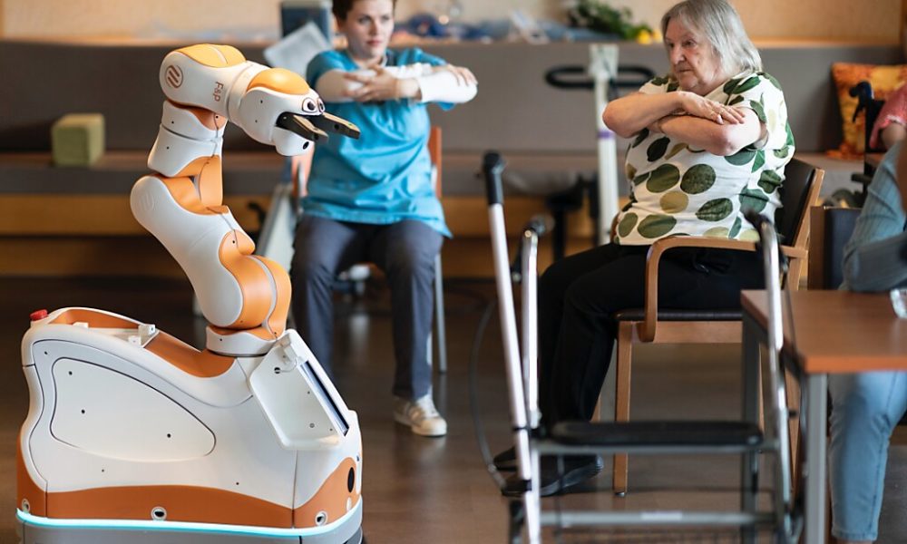 Au centre de soins d'Embrach (ZH), le robot Lio est en formation - Laminute.info