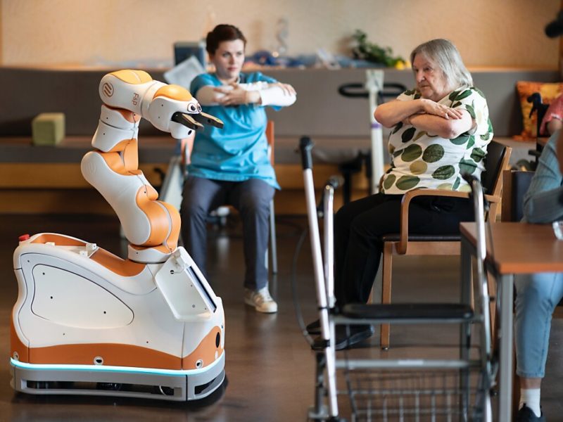 Au centre de soins d'Embrach (ZH), le robot Lio est en formation | LFM ...