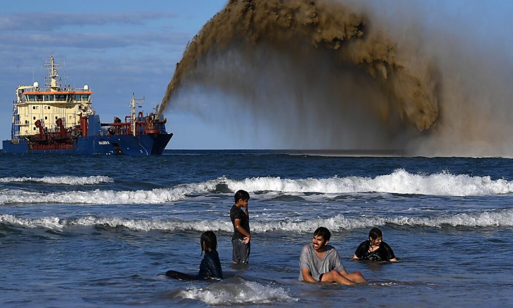 Six milliards de tonnes de sable marin extraites chaque année | LFM la ...