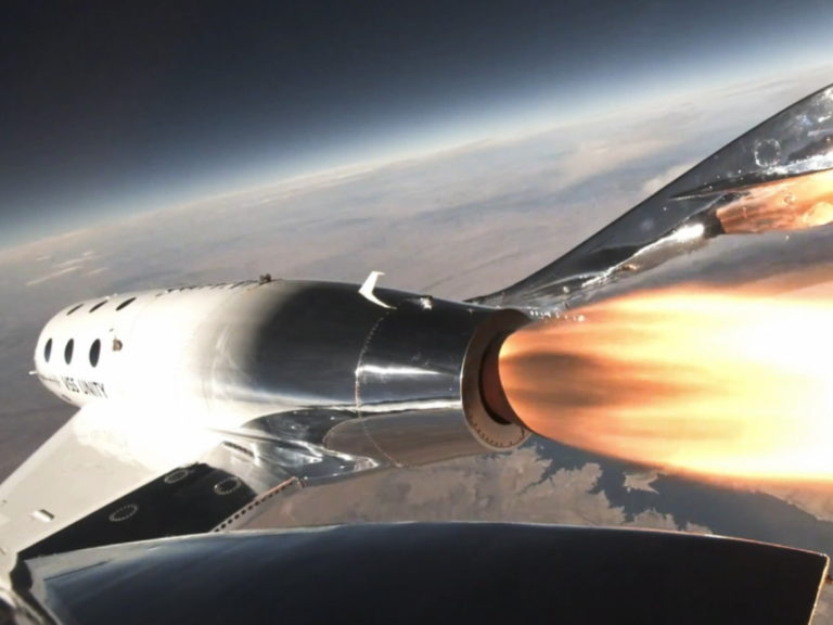 Virgin Galactic réussit son quatrième vol spatial en quatre mois | LFM ...