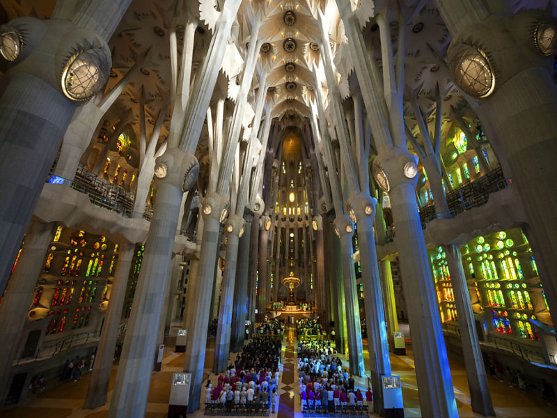 La Sagrada Familia de Barcelone illumine ses nouvelles tours | LFM la radio