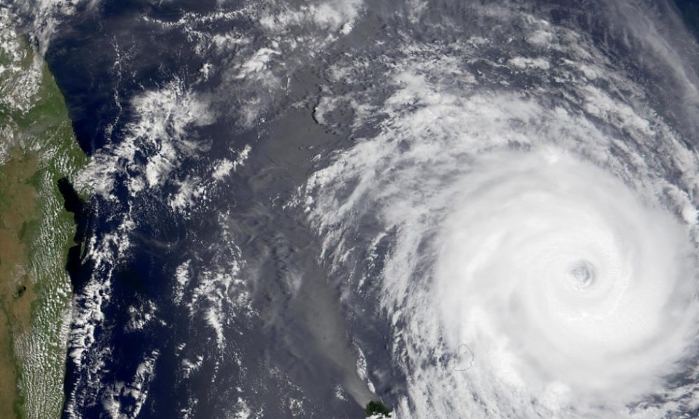 Le cyclone Belal "devrait directement traverser" La Réunion - Cameroun ...