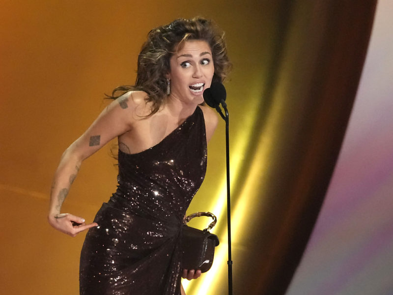 Miley Cyrus remporte le Grammy de l'enregistrement de l'année | LFM la ...