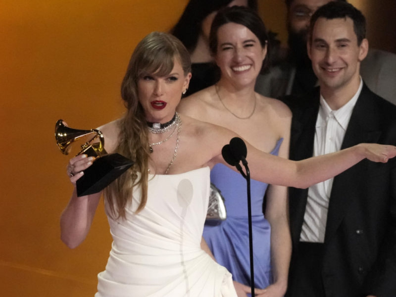 Taylor Swift entre dans l'histoire des Grammy Awards | LFM la radio