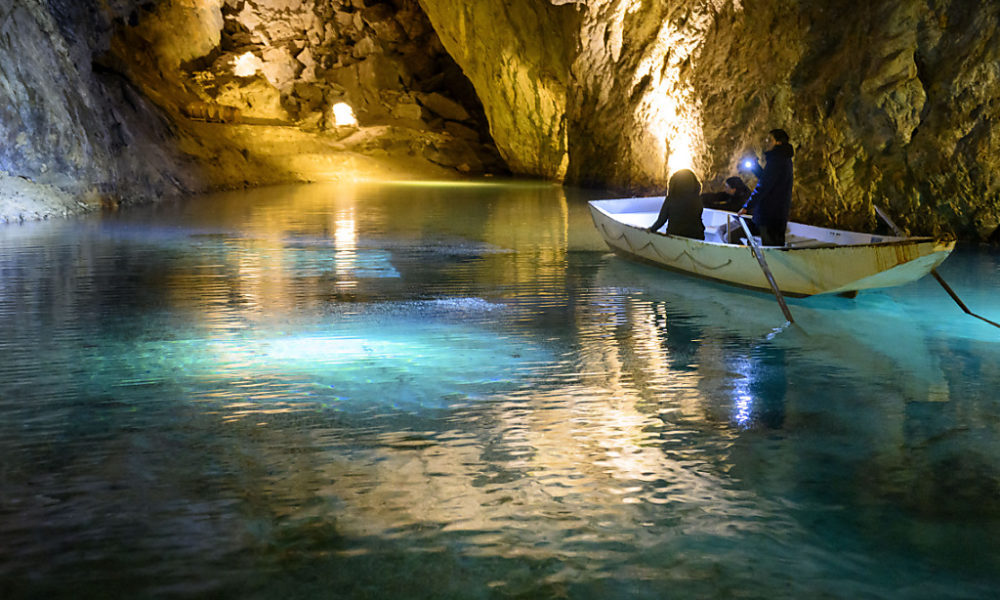 Depuis 75 ans à St-Léonard, le plus grand lac souterrain d'Europe | LFM ...