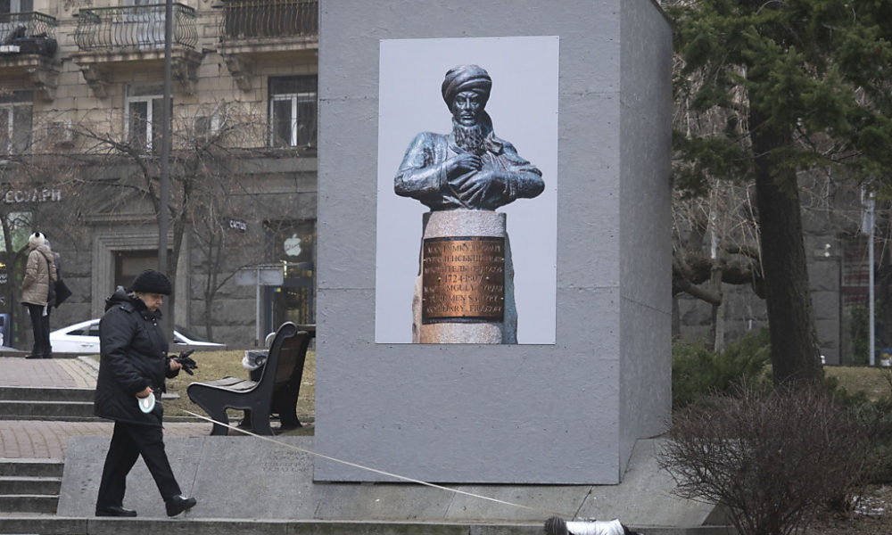 Le Turkménistan inaugure l'une des plus hautes statues au monde ...