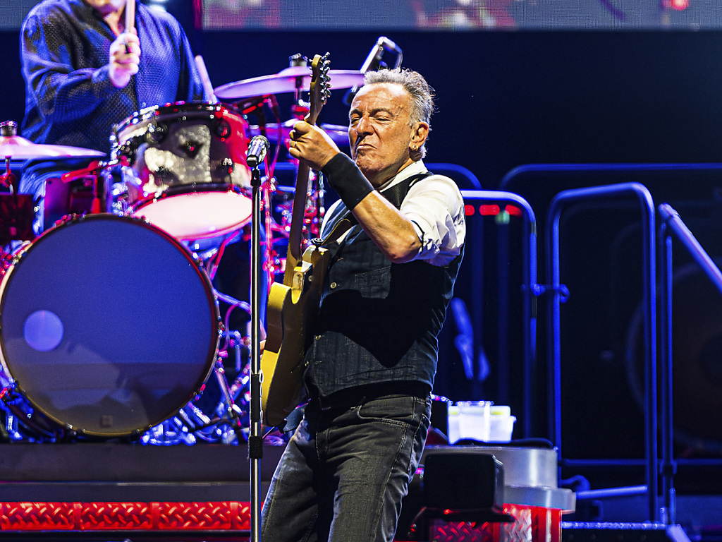 Destroyer américain visé par un missile et des drones en mer Rouge ...