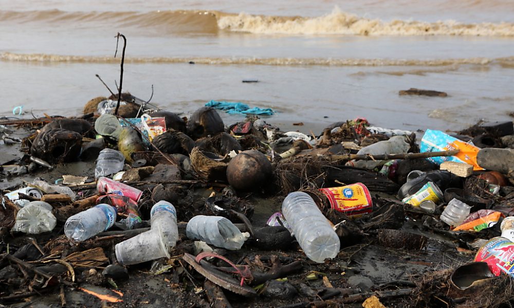 Toujours plus de pollution plastique de Coca-Cola dans les eaux | LFM ...