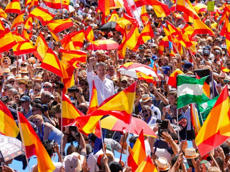 Madrid: manifestation contre Pedro Sanchez accusé de corruption | LFM ...