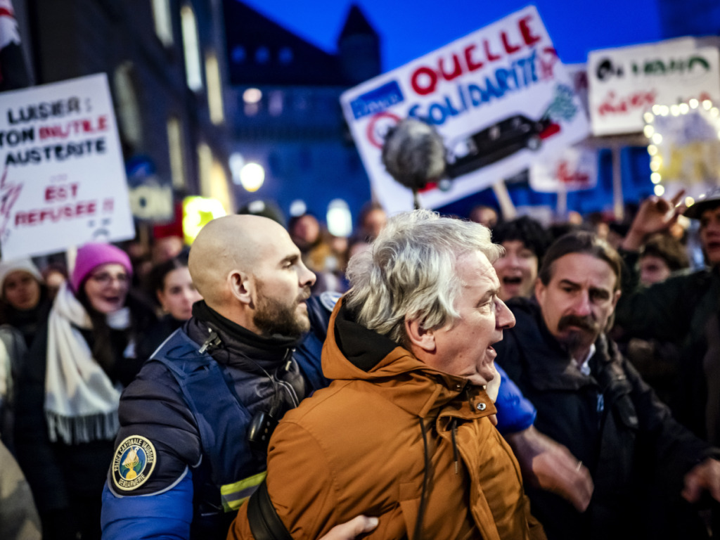 Bancomat attaqué à l'explosif à Gland (VD) - Gros dommages | LFM la radio