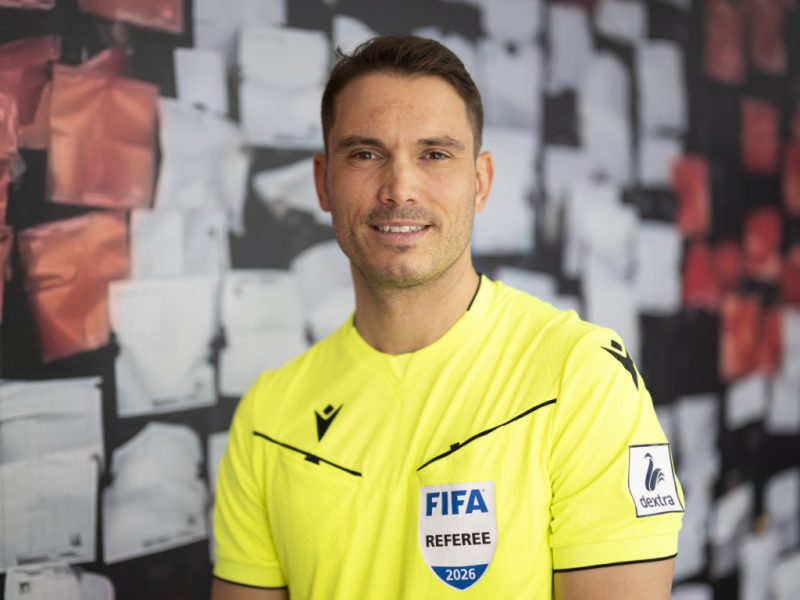 L'arbitre suisse Sandro Schärer au sifflet de PSG - Bayern | LFM la radio
