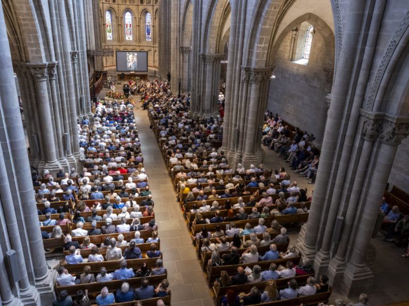 Cathédrale Saint-Pierre pleine pour l'adieu à Jean Ziegler à Genève ...