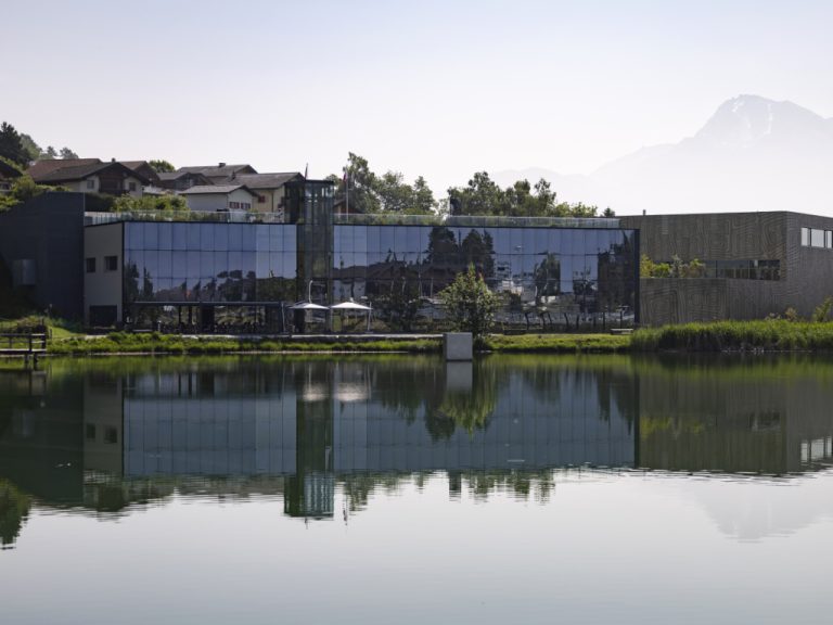 Fondation Opale: exposition consacrée à Emily Kam Kngwarray | LFM la radio